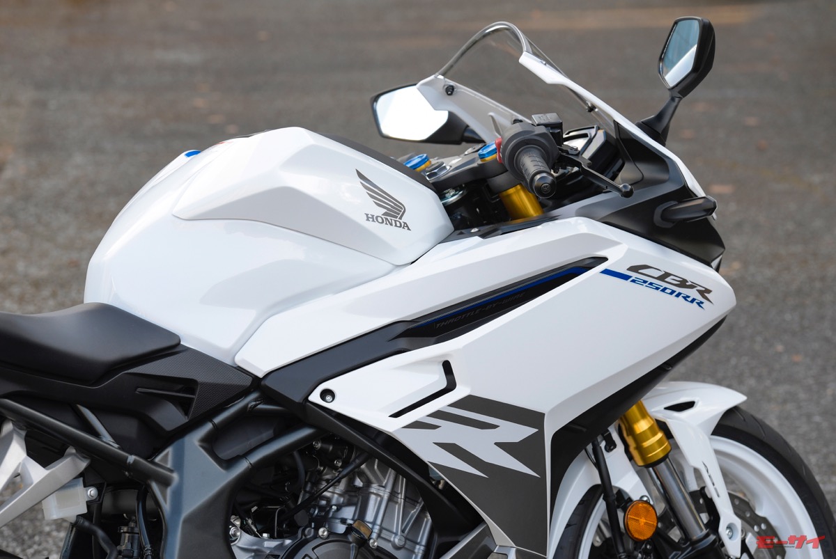 【画像ギャラリー】CBR250RRが馬力アップ＆シャープにスタイリング変更！ 「パールグレアホワイト」ほか新たに3色の設定だ！ | モーサイ