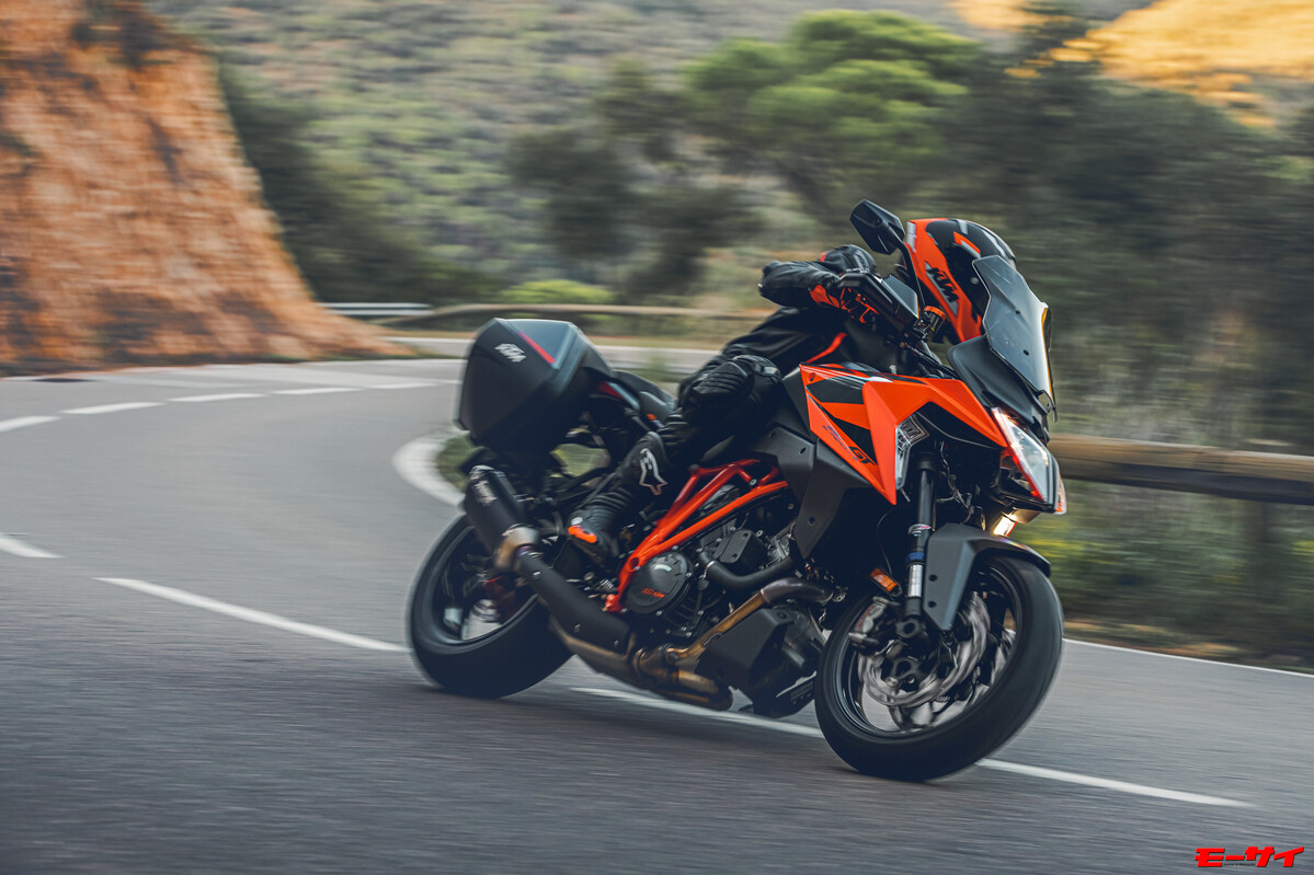 強力単気筒の「KTM 690 SMC R」と旗艦スポーツツアラーの「KTM 1290 SUPER DUKE GT」！ 【KTM Japan】が2023年ストリートモデルを発売