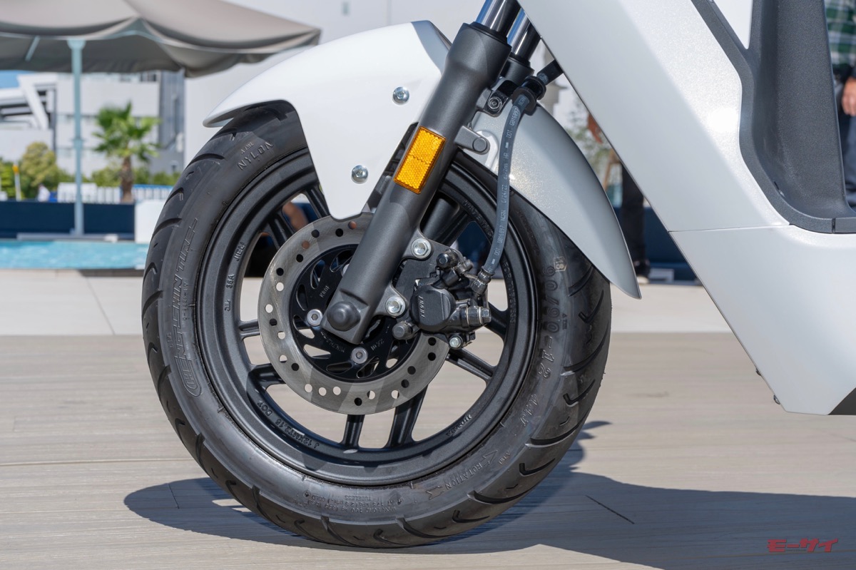 ホンダの「電動原付」EM1 e:公道試乗！ 気になるのは制限速度くらい？ クラスを超えた走りのよさに、新時代を感じた | モーサイ（Motorcyclist Web）