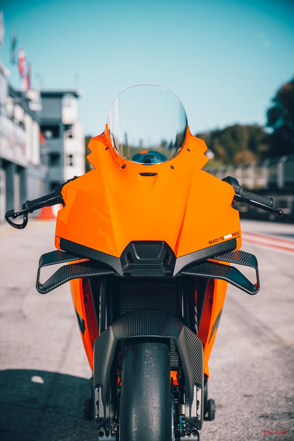 【KTM 990RC R発表】RC8シリーズ以来の大排気量スーパースポーツRC・公道へ再降臨！デビューは2025年春以降 | モーサイ