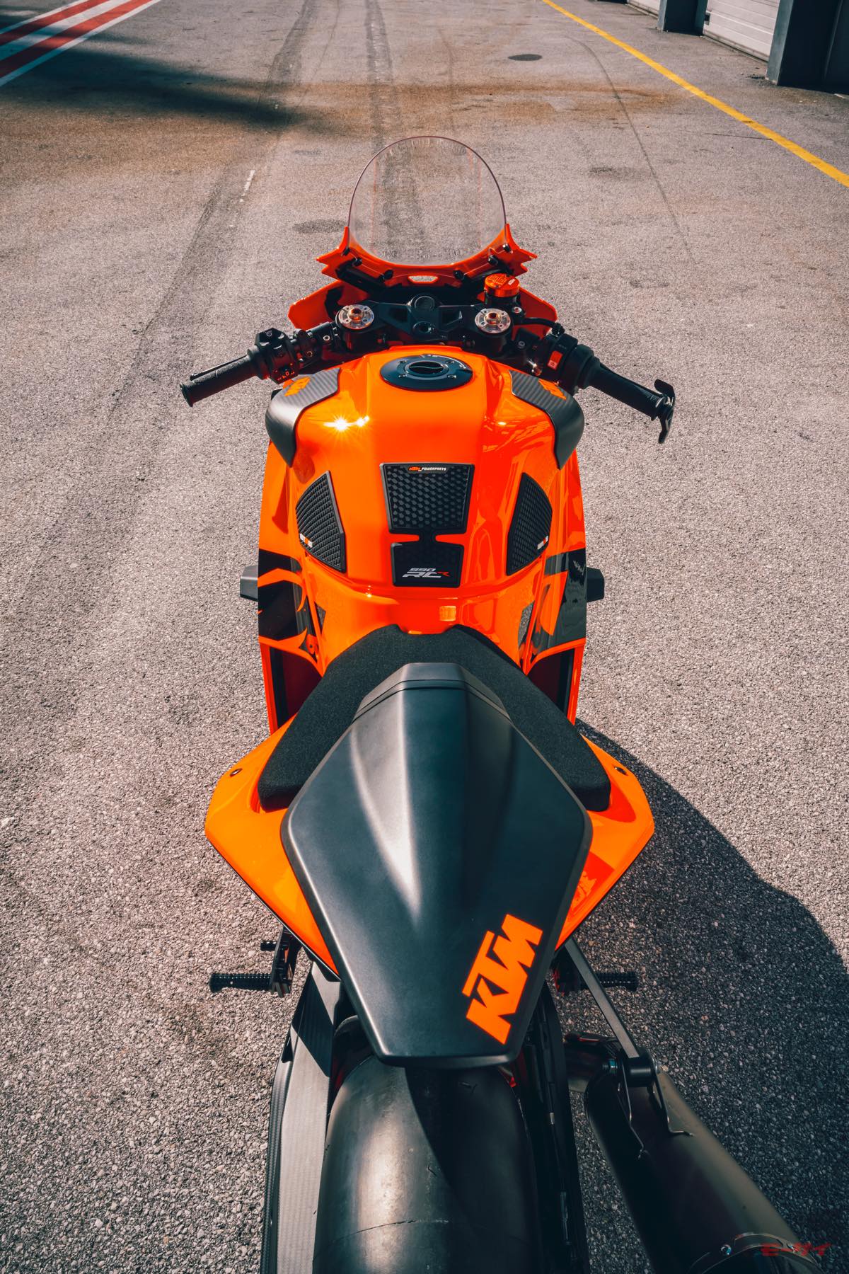 【KTM 990RC R発表】RC8シリーズ以来の大排気量スーパースポーツRC・公道へ再降臨！デビューは2025年春以降 | モーサイ