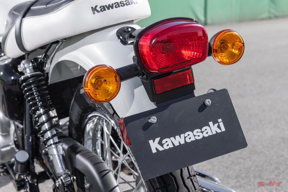 【カワサキW230試乗】コイツはシンプルで軽快！小気味良い18馬力の性能に和めるストリートモデル | モーサイ