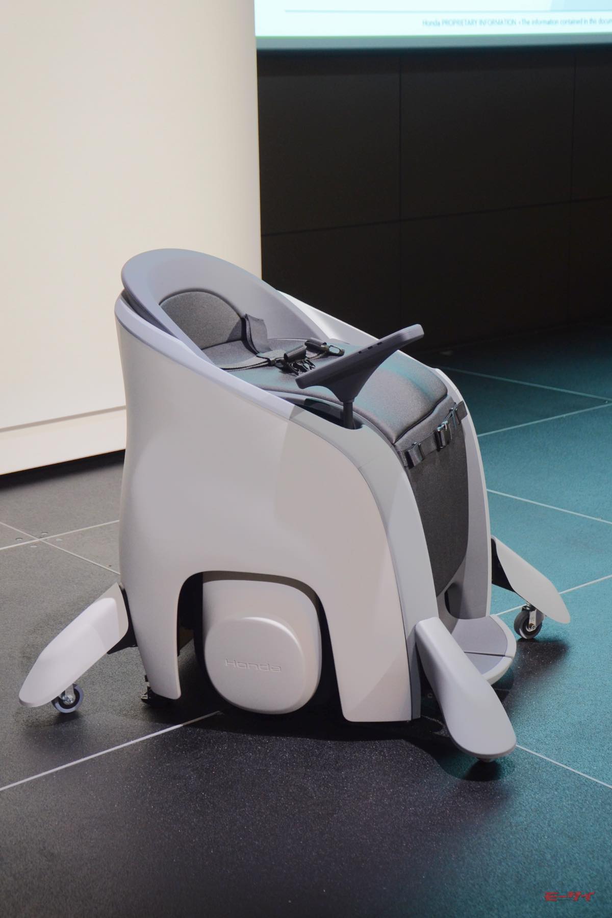 ホンダUNI-ONE発表！「ハンズフリーで移動できる椅子」を国内の法人向けに発売！ | モーサイ（Motorcyclist Web）