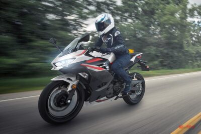【カワサキ・ニンジャ400／Z400】2026年モデル11月1日発売！ ニンジャは新たな白基調、灰基調の2色。Z400は灰 黒の1色展開 ...