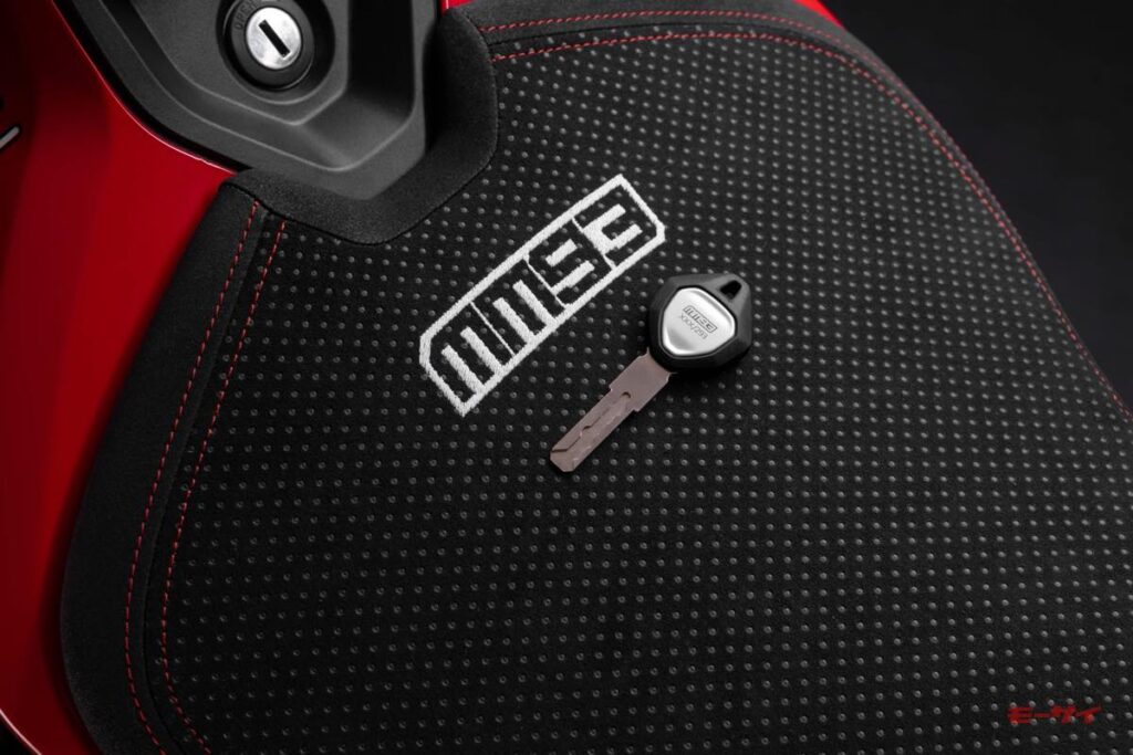 【画像ギャラリー】ドゥカティ、マルク・マルケスの2025年王座を祝す「パニガーレV4 限定レプリカ」を発表。世界限定293台の至宝 | モーサイ